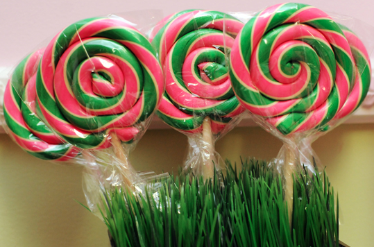 Setting the Mood: PINK & GREEN CANDY BUFFET