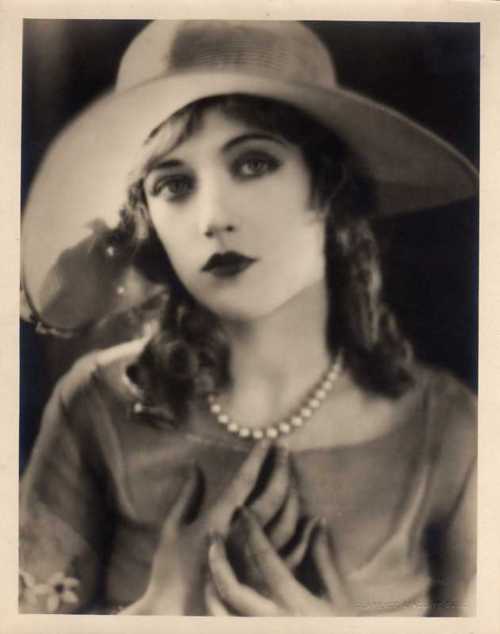 Noir and Chick Flicks: Silent Film Star: Marion Davies, is portrayed by: