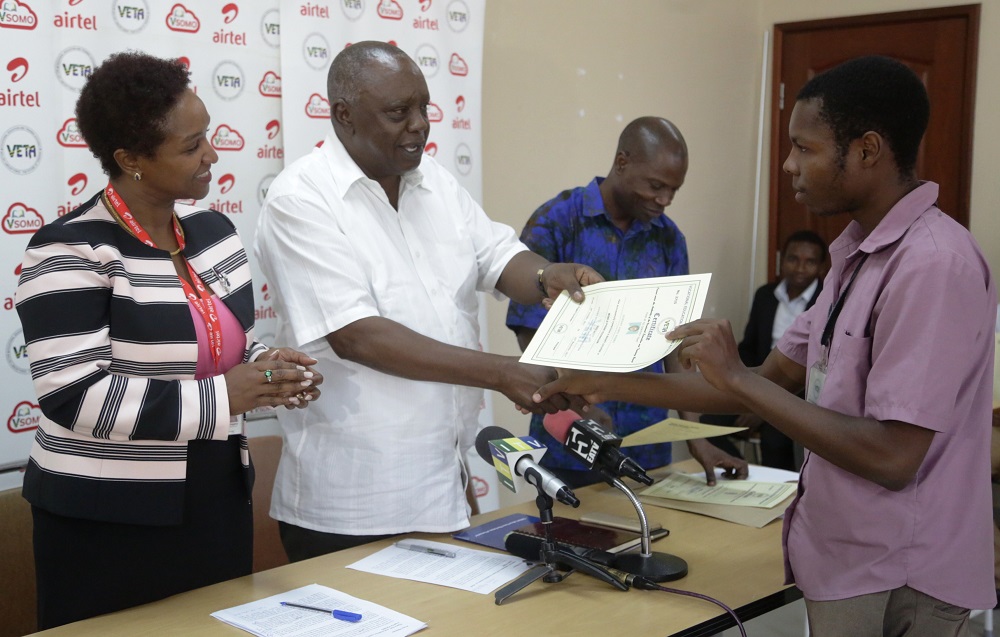 Daily Mitikasi Blog: Vijana Dar watunukiwa vyeti baada ya kuhitimi ...