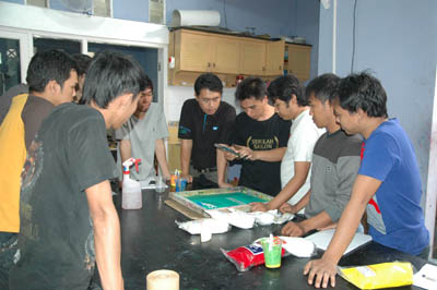 Kursus Sablon Kaos Manual, Belajar Sablon Kaos, Training Sablon Kaos