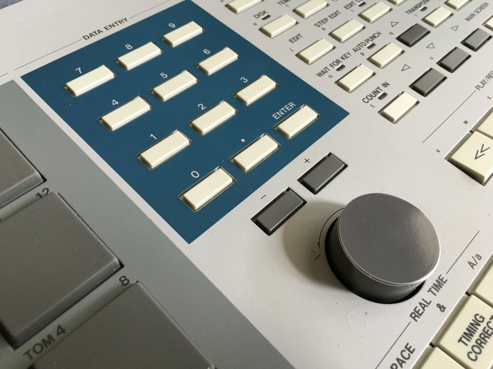 MATRIXSYNTH: Akai MPC-60 Vintage MIDI Drum Machine