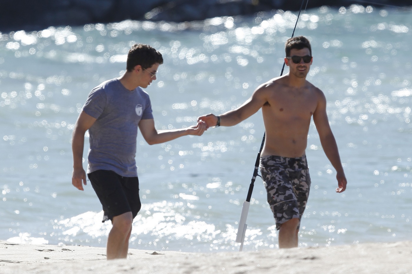 The Jonas Blog: Joe y Nick Jonas paseando por la playa
