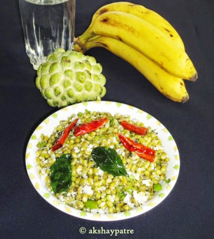 Vidyas Veg Recipes: Hesarukalu usli recipe - Muga usli - Green gram sundal