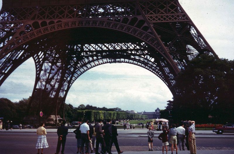 48 Color Snaps That Capture Everyday Life of France in the Late 1950s ...
