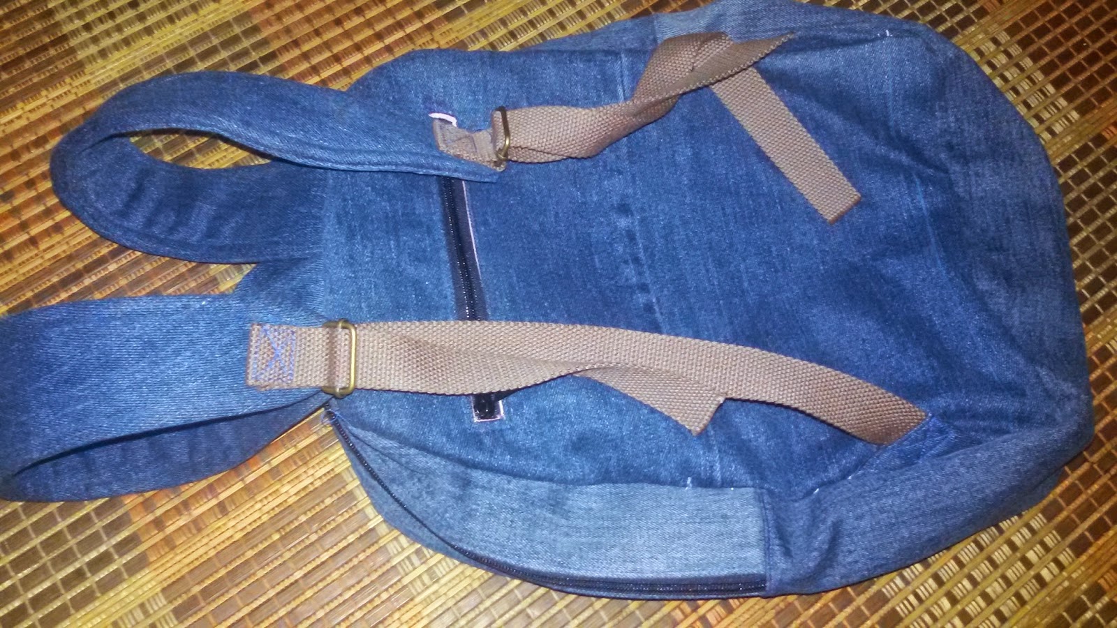 ...yang ingin kukongsi...: Beg seluar: Azie pakai jeans di belakang ...