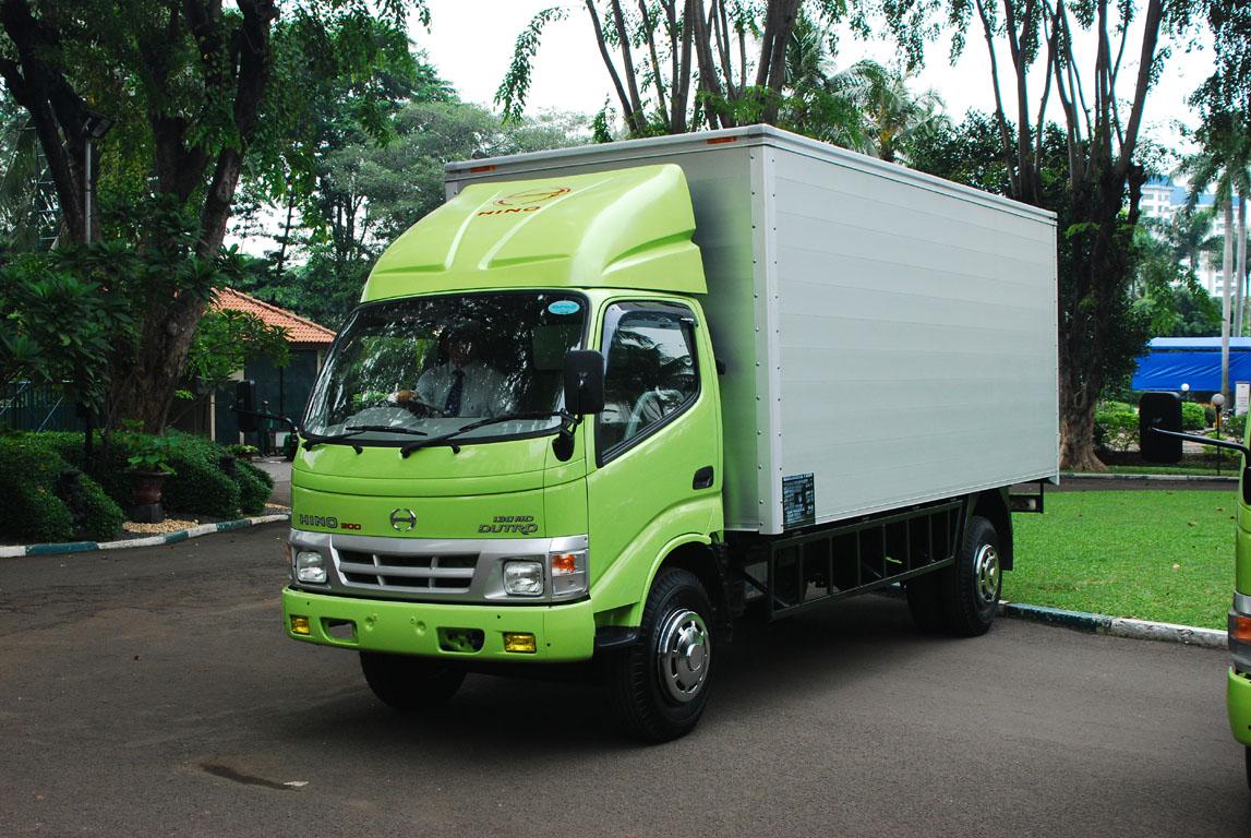 Choose trucks or vehicles model to facilitate distribution of goods ...