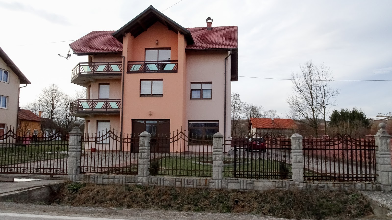 Bosnia - Bullet holes everywhere in Sarajevo - Sven's Travel Venues