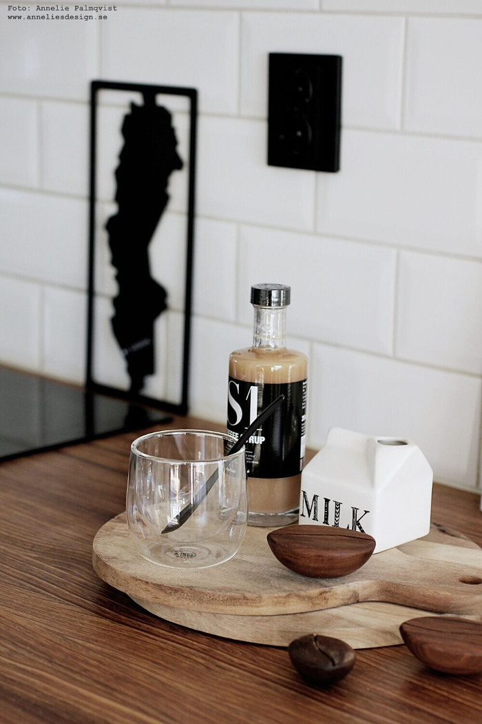 svart, vitt & rött: Köket, tavlor och kaffe