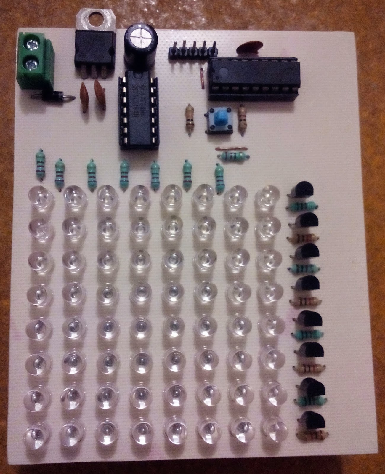 Matriz de LEDs 8x8 usando el PIC16F627 y registro de corrimiento 74LS164