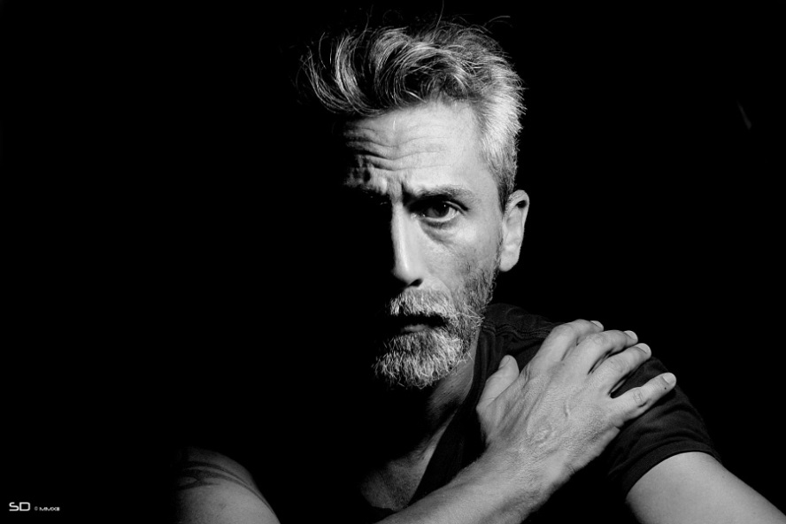 Pristine Photography Studio: Split Lighting