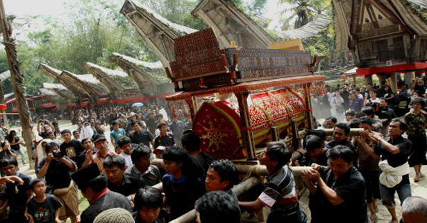 RITUAL PEMAKAMAN DALAM KEBUDAYAAN TORAJA ~ DINIUS LEARNING CENTER