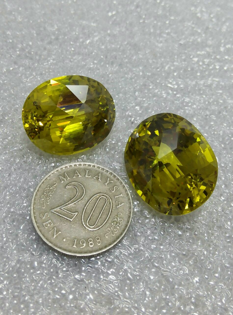 Koleksi Geliga & Khazanah Asli: Batu ibu serai kuning kehijauan.