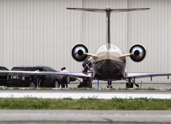 UK EXPAT TV ASIA: Bruce Willis Sends Private Jet to collect Curry