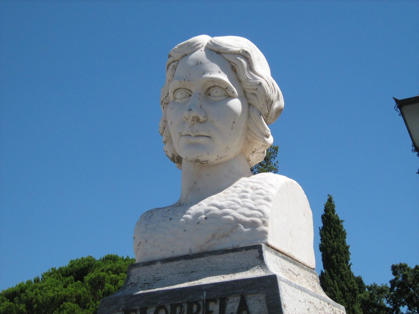 Ler Florbela Espanca ___: OS MONUMENTOS A FLORBELA