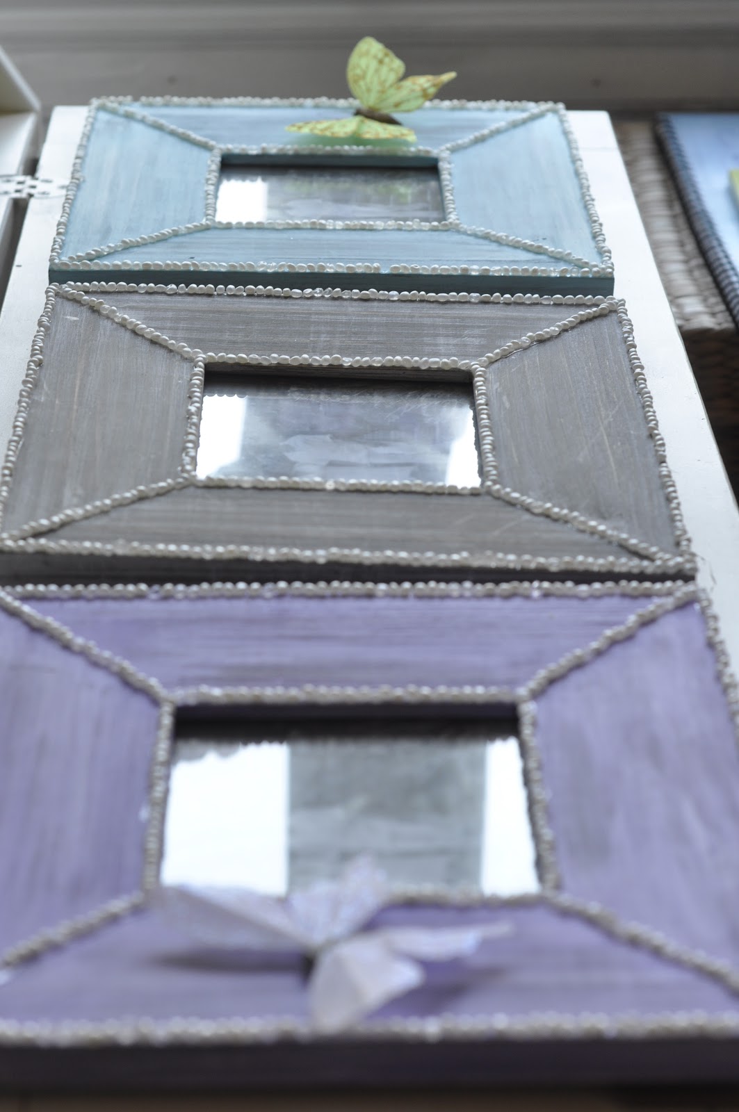 Elise Sonerud: Rammer malt og pyntet med perler og sommerfugler