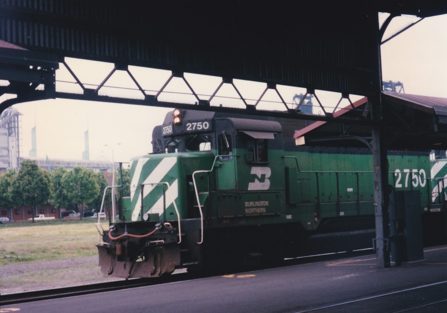 TrainPages: Burlington Northern GP39E #2750 at the Portland Union ...