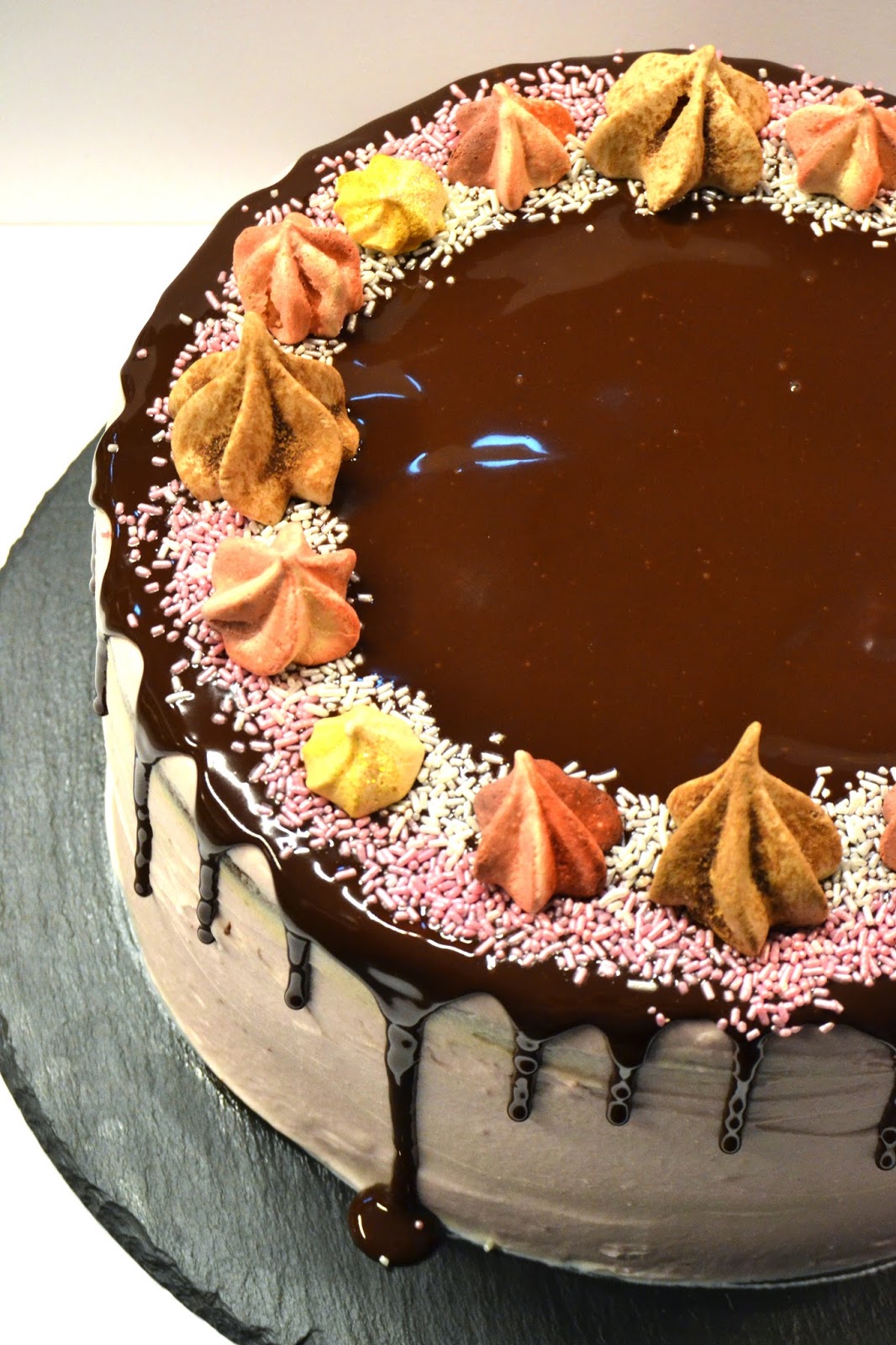 Bolo Escorrido Napolitano || Neapolitan Drip Cake - Sabores da Alma
