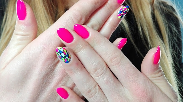 Madeline nails: Na pazurkach Semilac 042 neon raspberry