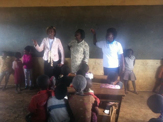 'MOTHER CHRISTMAS" BRINGS SMILES TO THE IMPECUNIOUS IN KIANDUTU SLUM ...