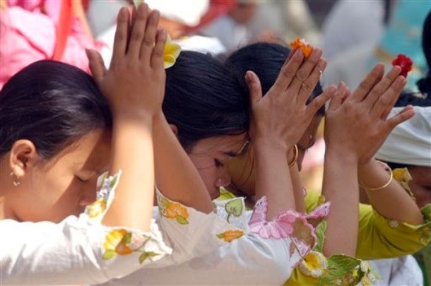 Bali Indonesia Holiday Travels: Kuningan Day - Balinese Families Blessing