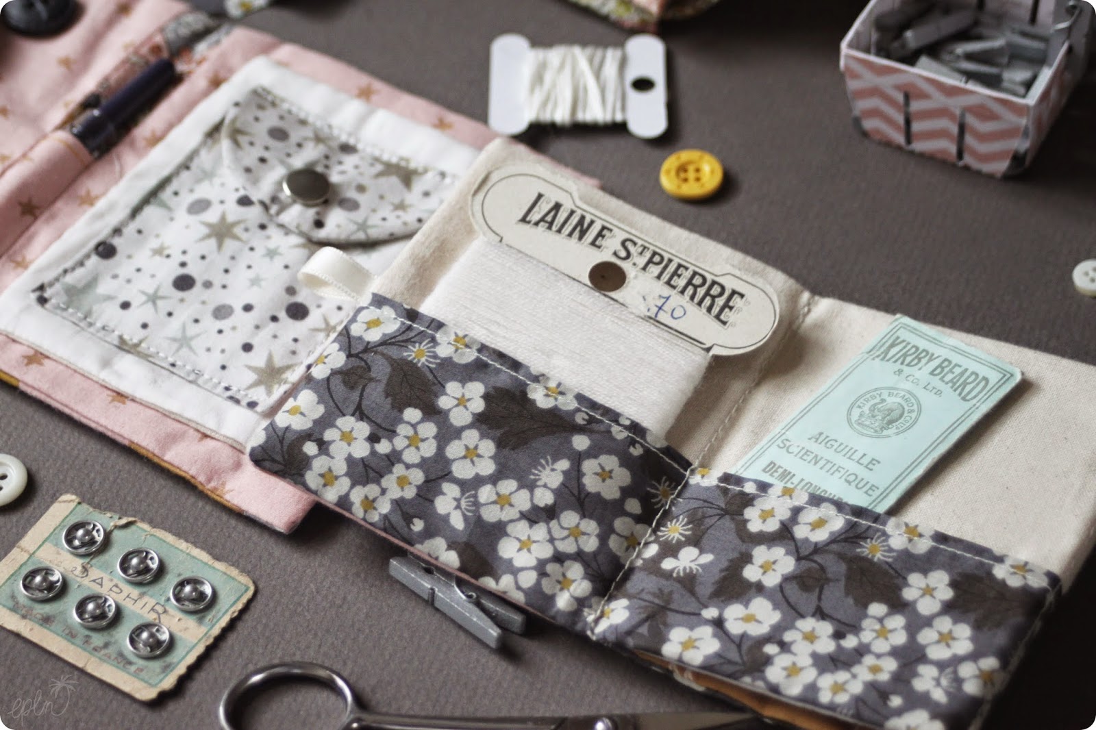 Et puis la neige elle est trop molle: Sewing Kit (couture inside)