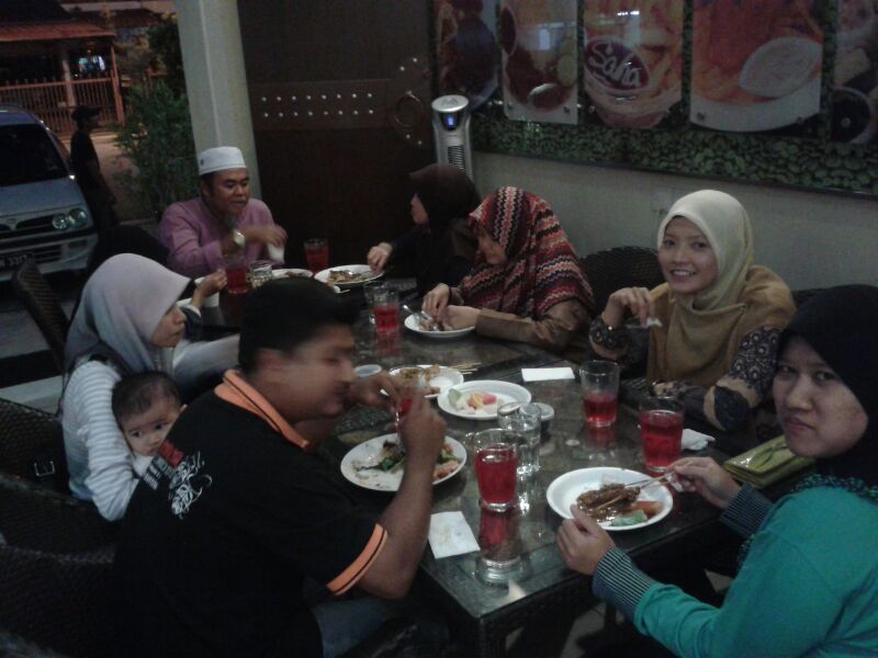 SM Sains Banting, Jugra: Warden berbuka puasan di Saha Cafe