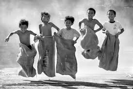 HILARYDAVID: Lari Dalam Karung