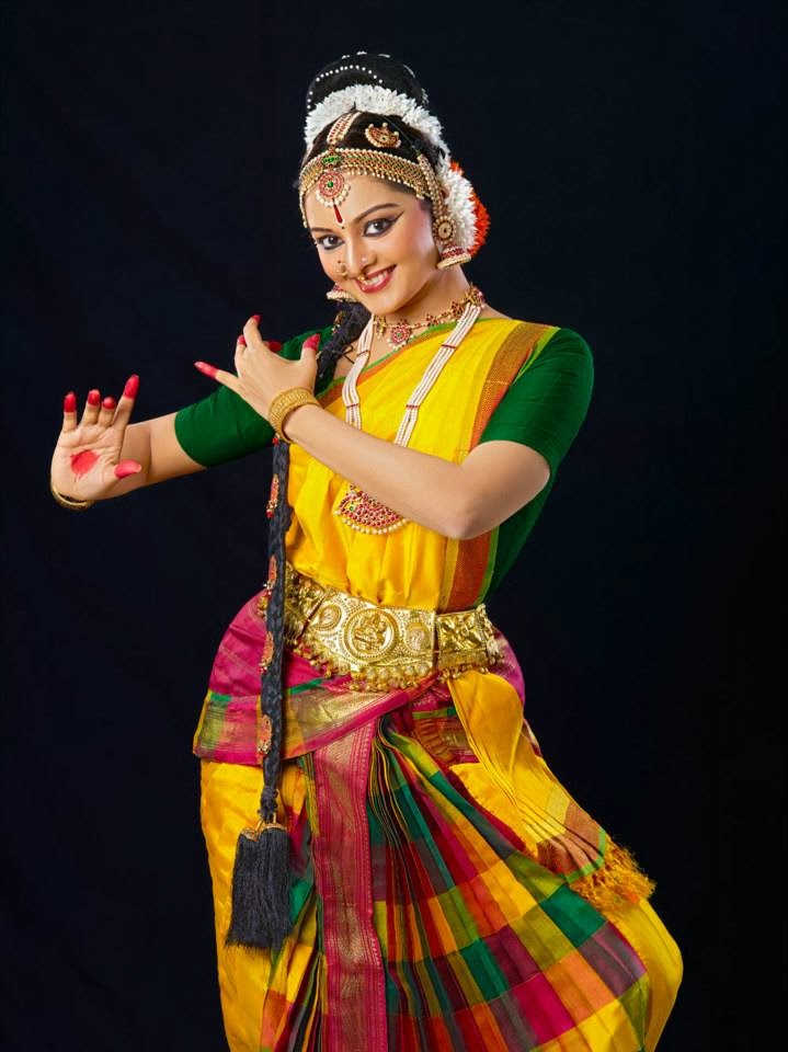 LiveGlitz: Manju Warrier Dance Photos