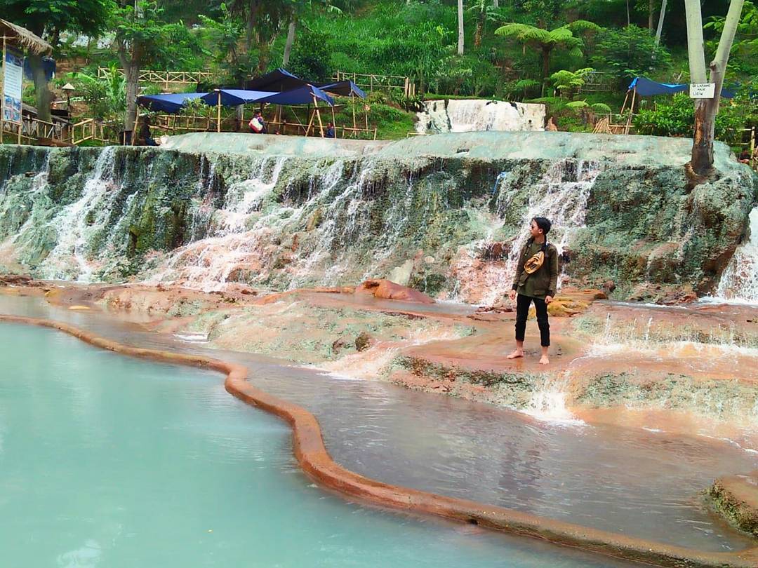 Relaksasi di Wisata Air Panas Curug Cipanas Nagrak Bandung