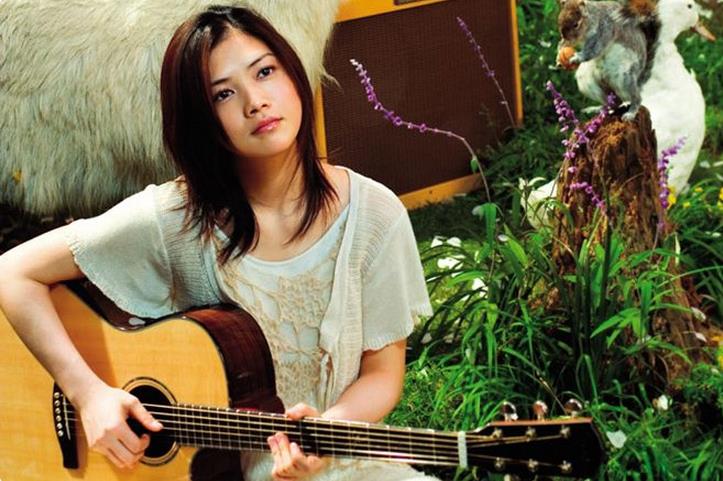 YUI Top Popular Pop Rock - Girl Singer From Japan - TOMACCA