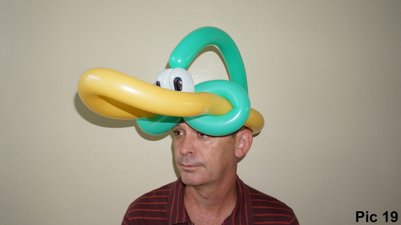 Balloon animals twisting instructions: Balloon duck hat