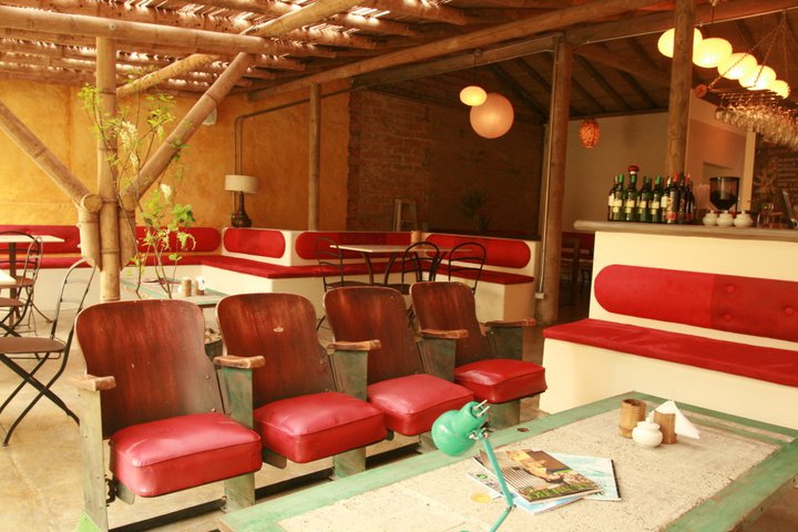 MANTELES A CUADROS: Zorba: un nuevo lugar en el mundo