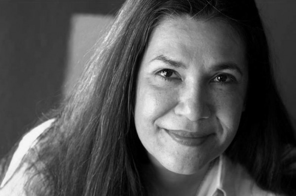 EG : Ana Castillo, Las mujeres no se rebelan