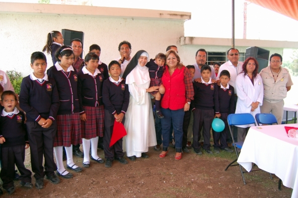 Informativo Nacional: Lourdes Aparicio apadrina a diez niños de casa ...