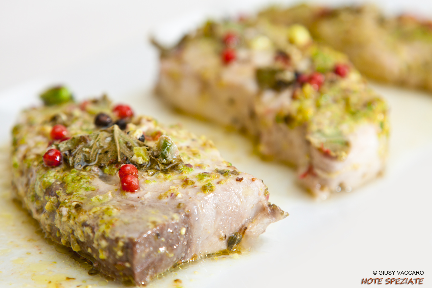 Ricciola al forno con pistacchi e marinata al limone - Note Speziate