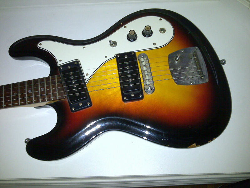 Canadian Vintage Guitar Hunt: Vintage UNIVOX Hi-Flyer Electric Guitar