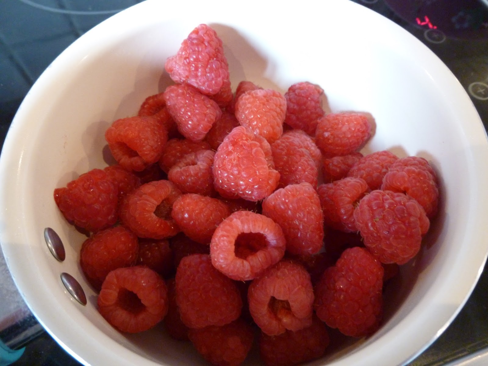 CrimesOfABlonde..♥: Raspberry Ruffle Cupcakes