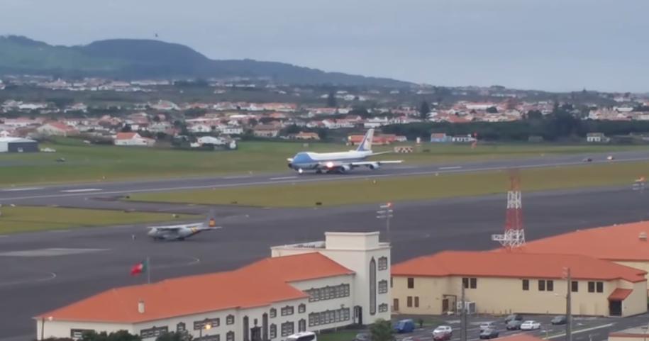 O Air Force One a descolar do Aeroporto das Lajes na ilha Terceira - I ...