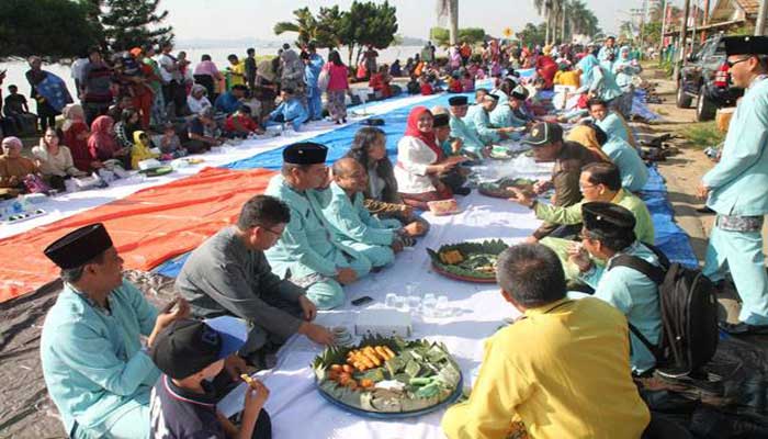 SAKSIKAN PESTA ADAT ERAU DAN INTERNASTIONAL FOLK ART FESTIVAL DI KUTAI ...