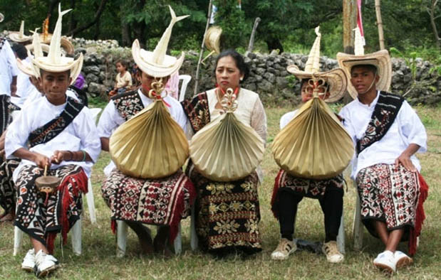Pakaian Adat NTT, Jenis-jenis, Gambar, dan Penjelasannya | Adat Tradisional