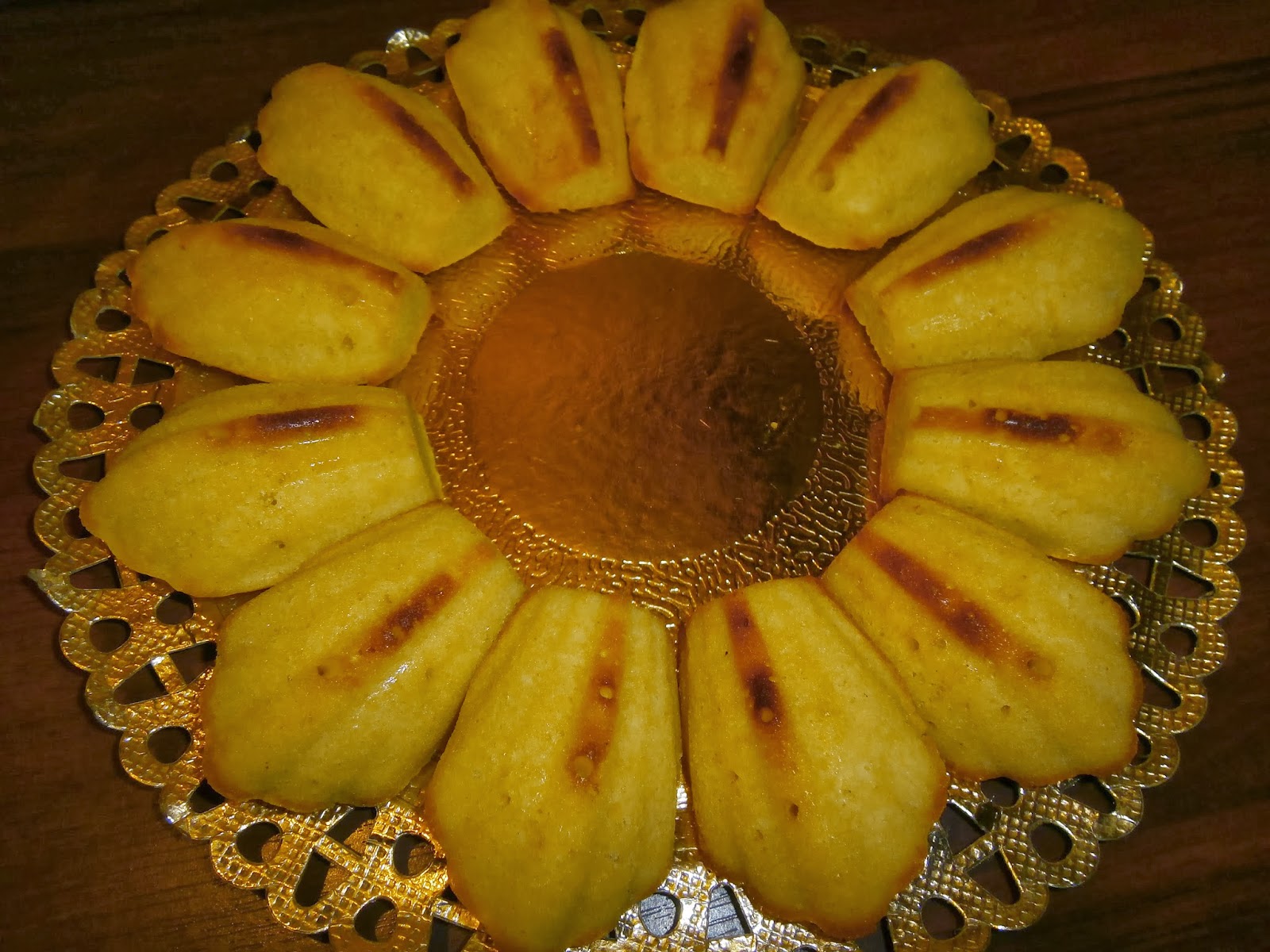 at e.: În căutarea timpului pierdut sau primele mele madlene / In ...