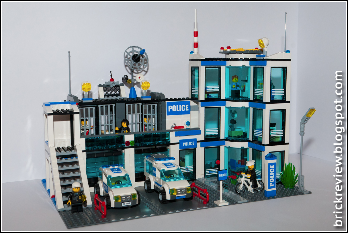 Brickreview: LEGO 7498: Stazione della Polizia / Police Station