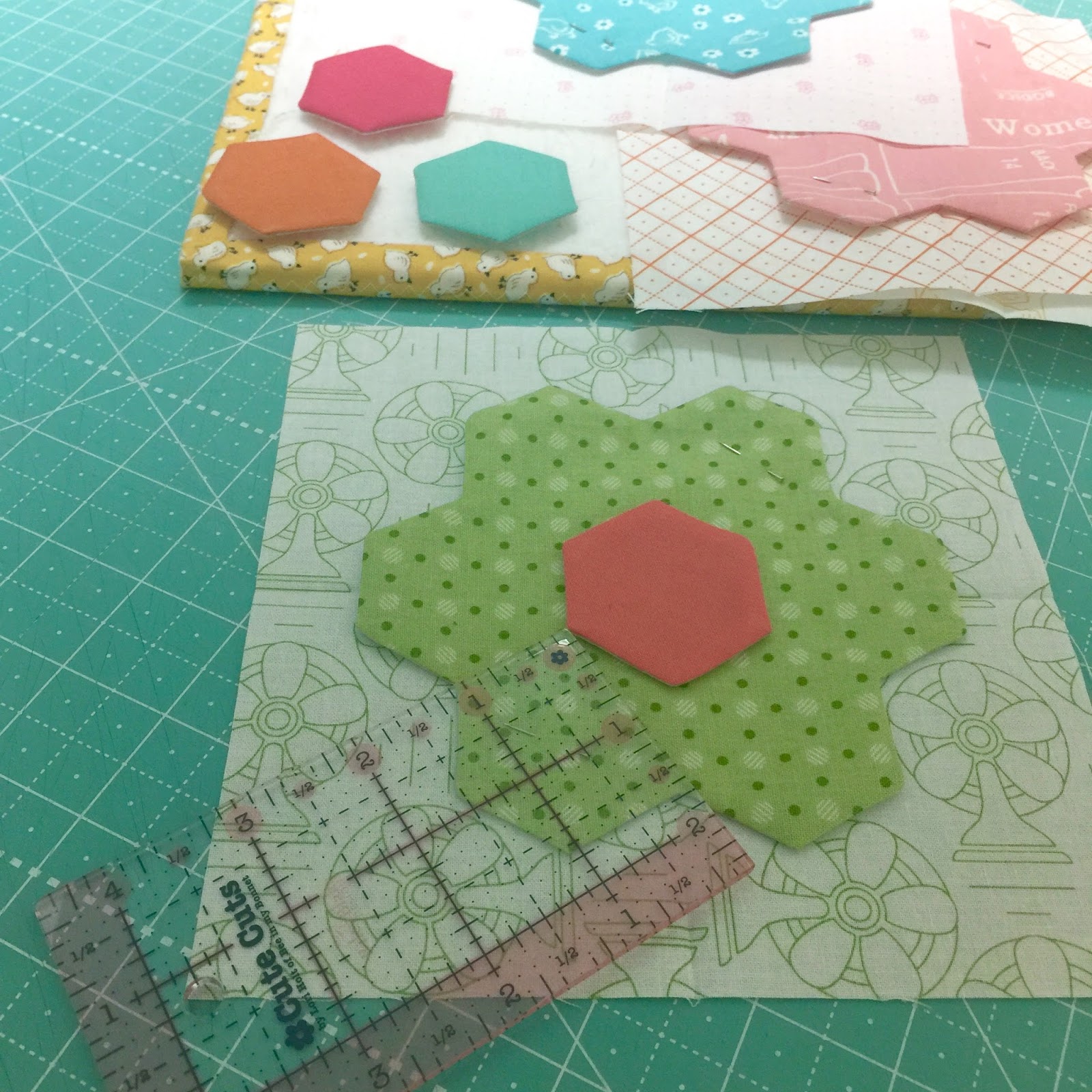 Bee In My Bonnet: Churn Dash and Hexie Flower Block Tutorials!!