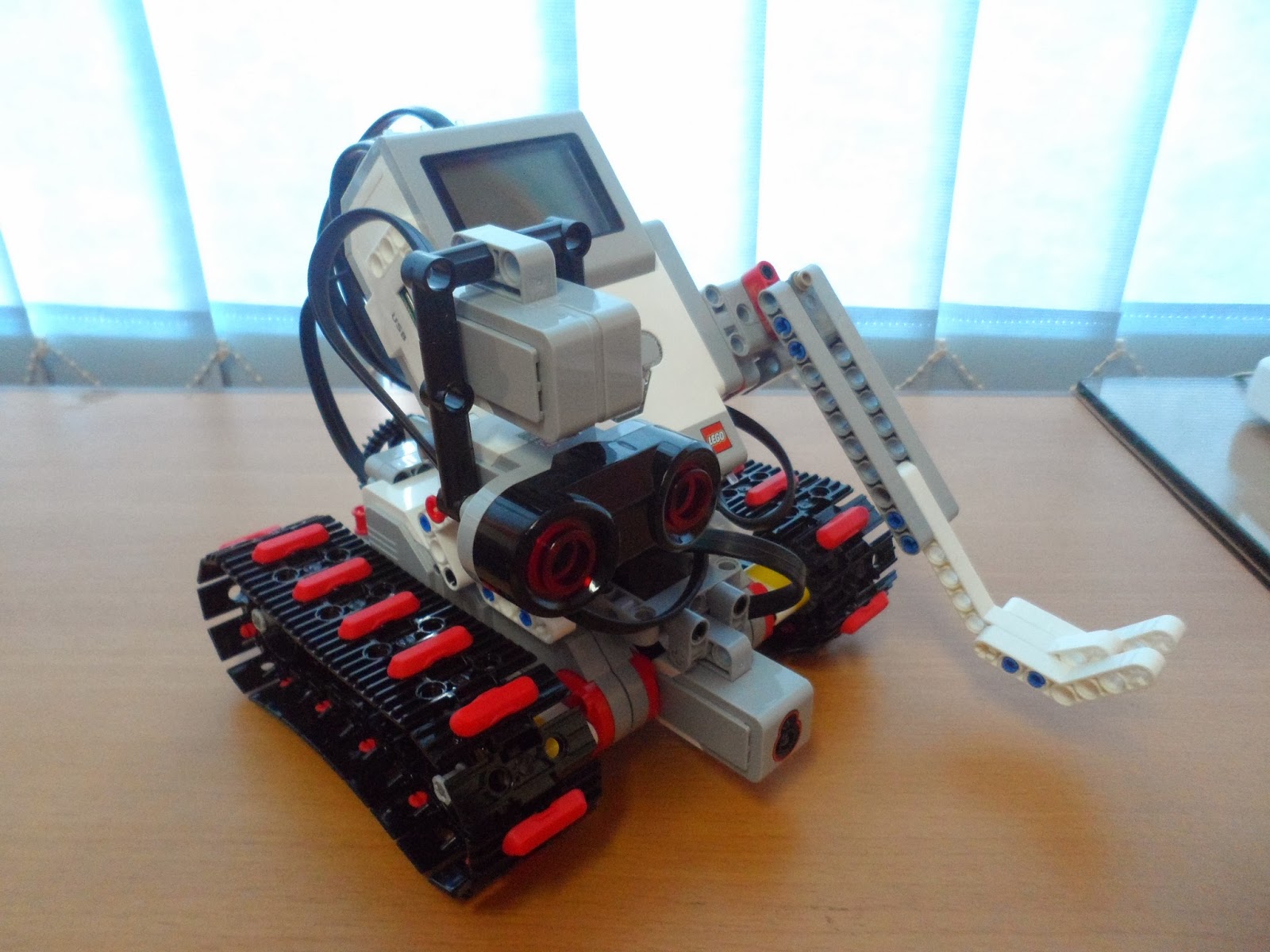 RoBoTiCS® education centre: Track Bot EV3