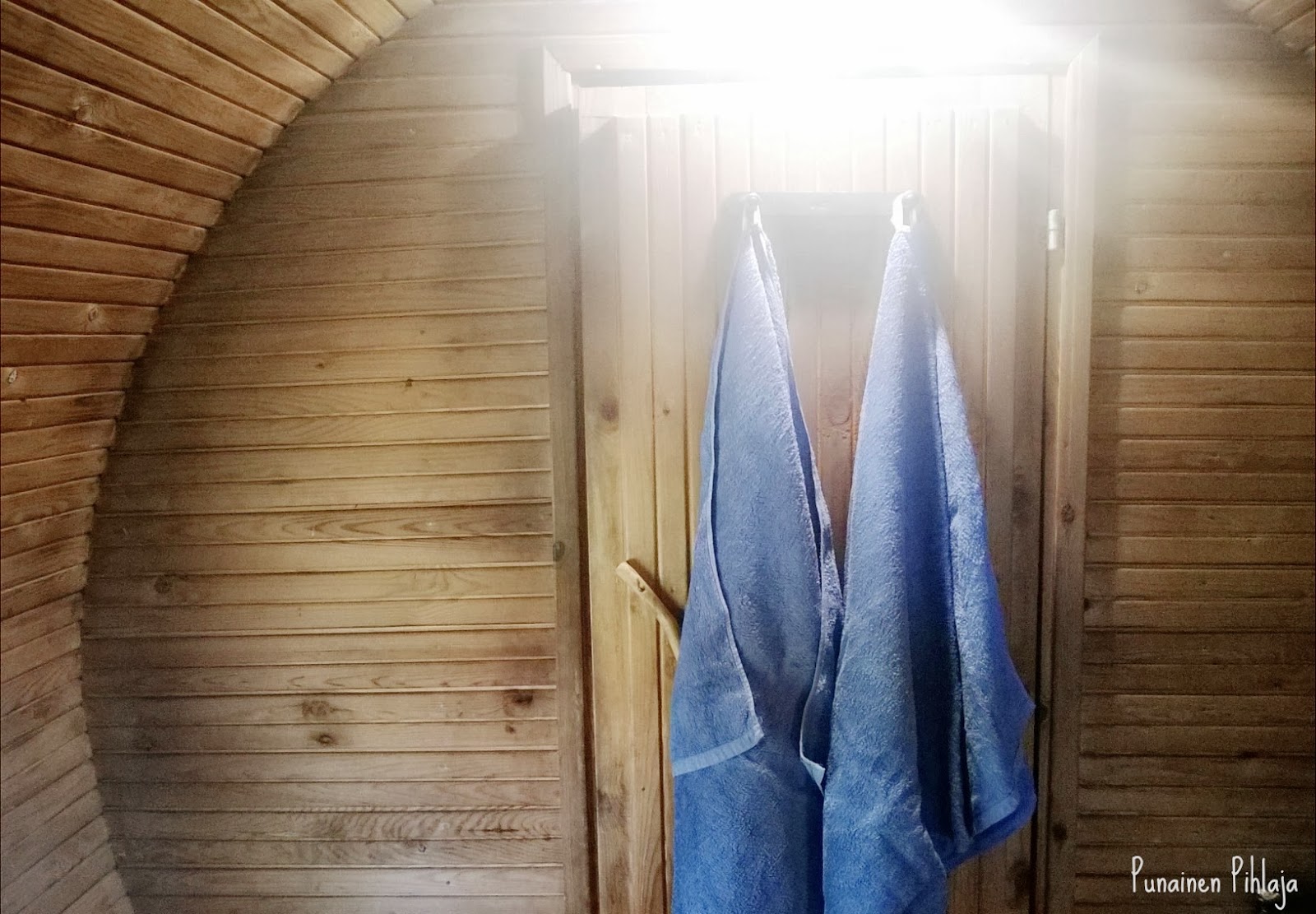 Punainen Pihlaja: Saunassa