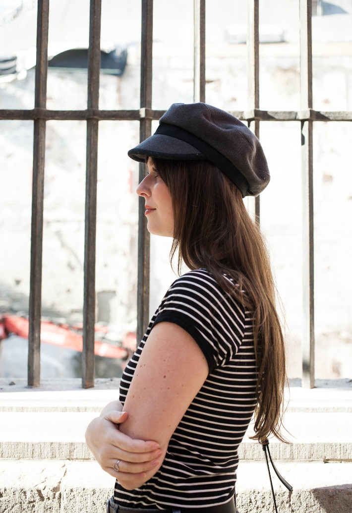 Outfit: 70s style in cropped denim and fiddler cap - THE STYLING DUTCHMAN.