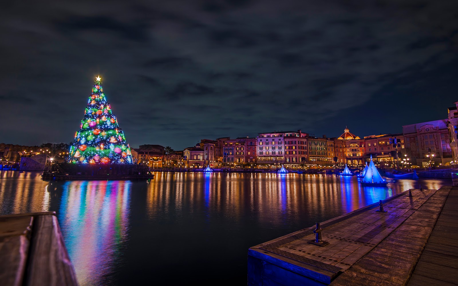 Holiday at the Harbor