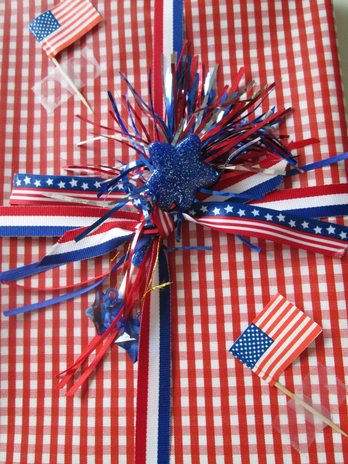 roommom27: Red, White and Blue Gift Wrap
