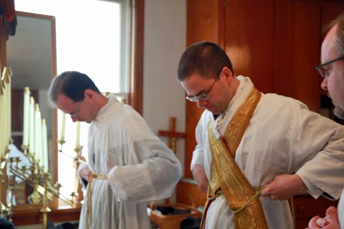 Valor Crucis: Ornamentos del Sacerdote