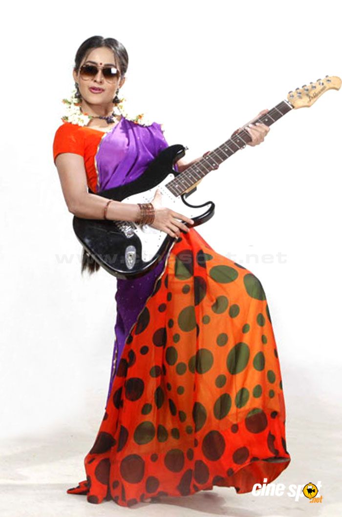 Mallu actress bhama hot navel show from telugu movie Auto Raja - All ...